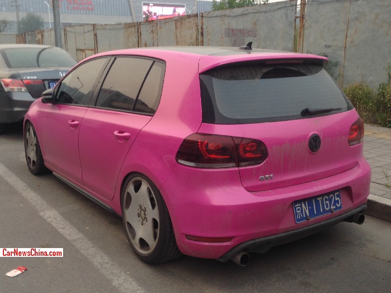 Volkswagen Golf GTI is pink & black and has a License in China ...